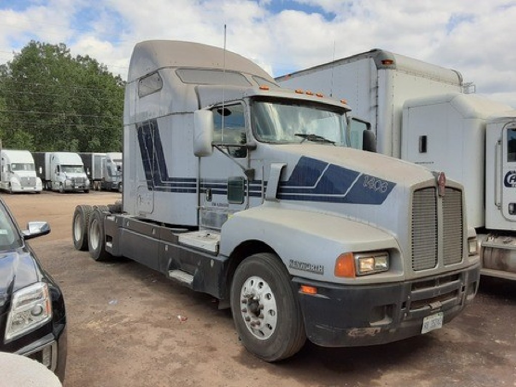 2004 KENWORTH T600 TANDEM AXLE SLEEPER FOR SALE #13824