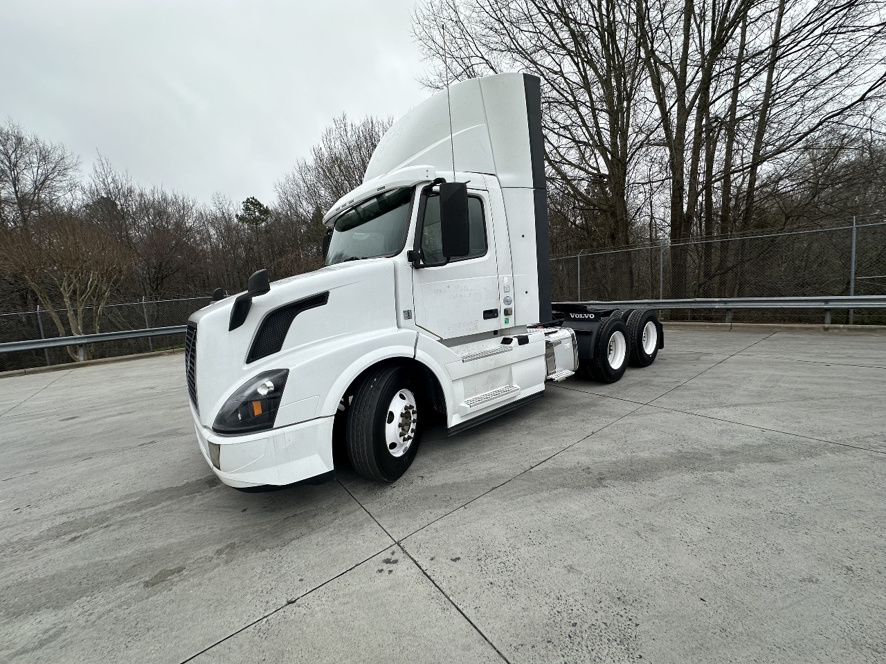 2017 VOLVO VNL64T TANDEM AXLE DAYCAB FOR SALE #17496