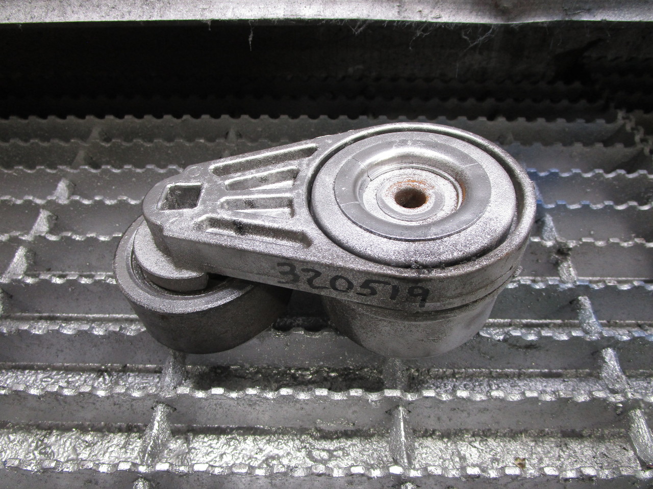 MERCEDES-BENZ OM460LA BELT TENSIONER PULLEY FOR SALE #01-27425-000