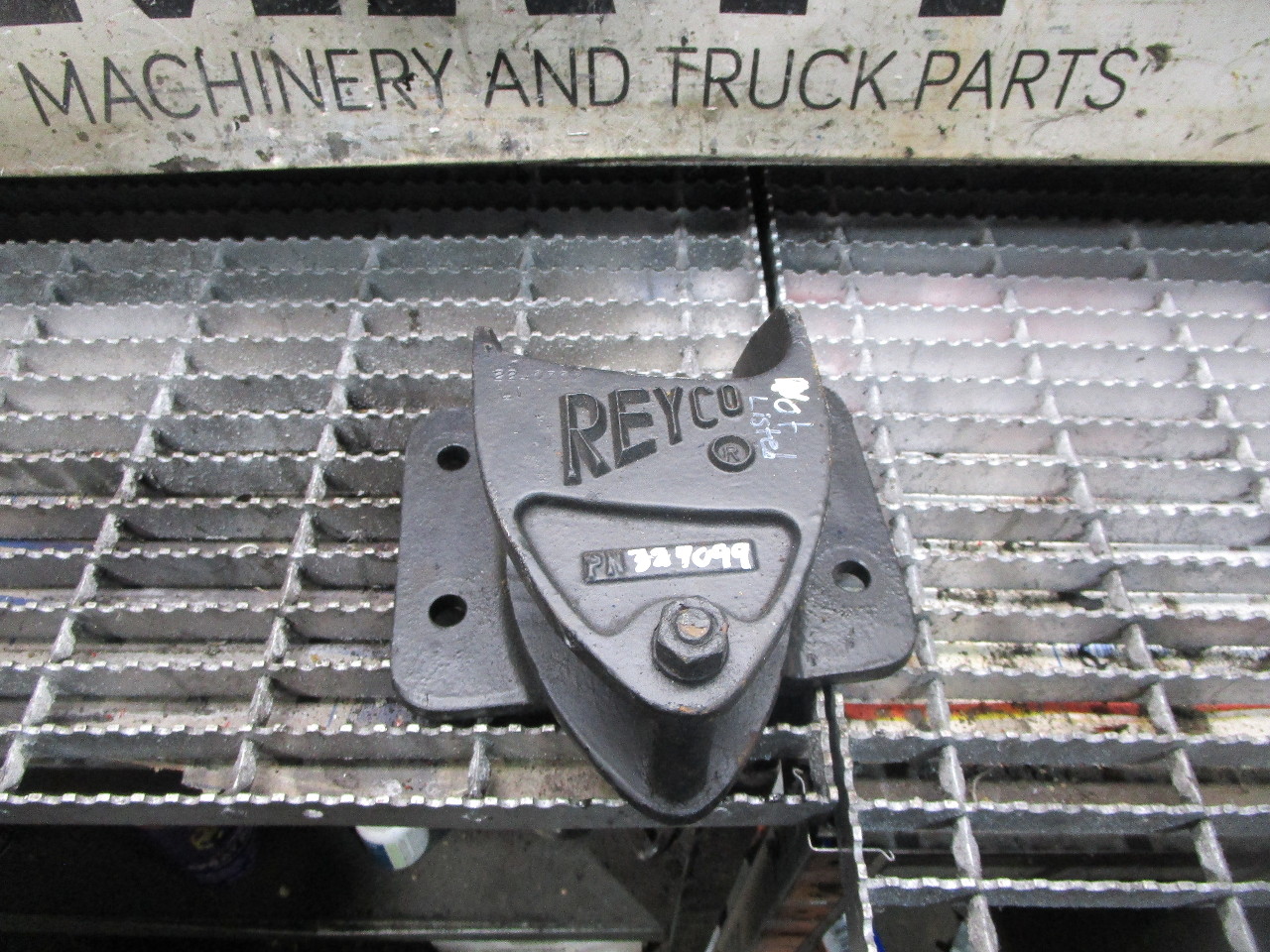 KENWORTH SPRING HANGER SPRING HANGER FOR SALE #21702-00