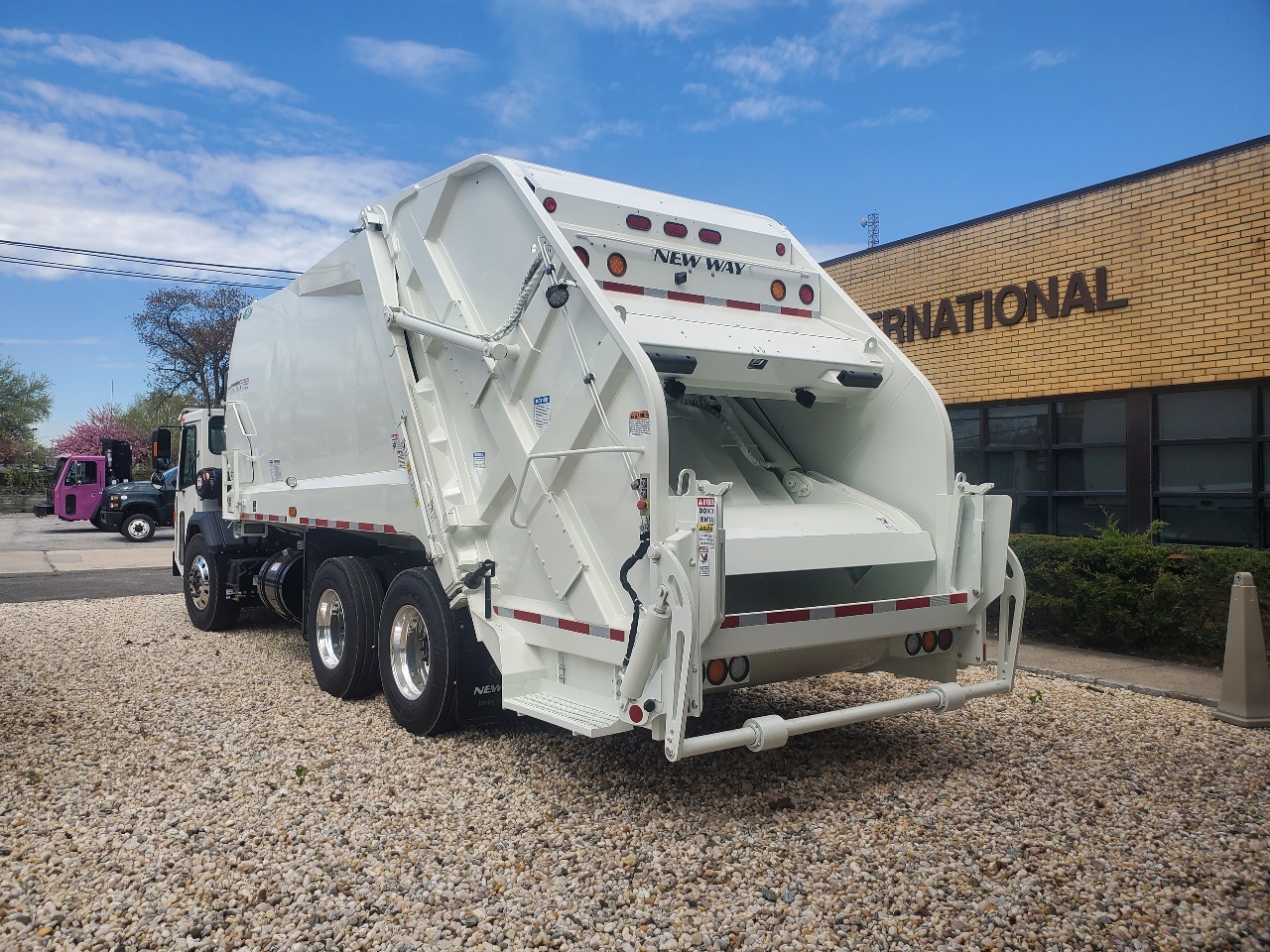 BATTLE MOTORS LNT GARBAGE TRUCK FOR SALE #1052
